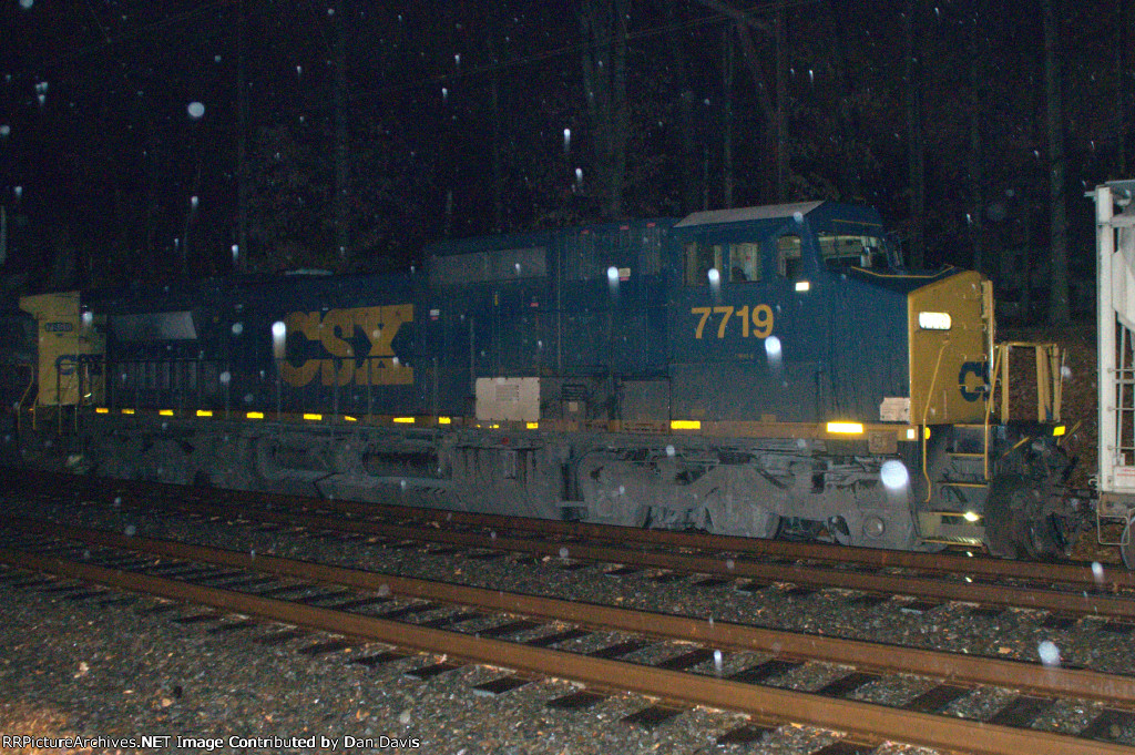 CSX C40-8W 7719 trails on Q300-26